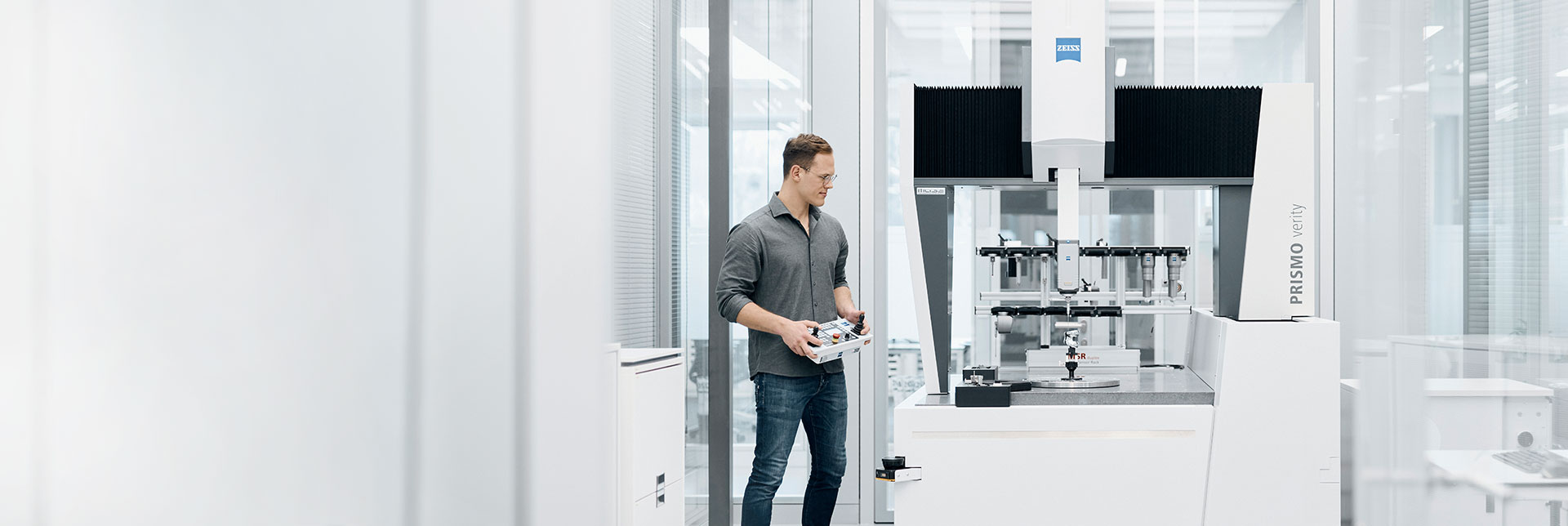 Bridge-type coordinate measuring machines from ZEISS | Fast and precise